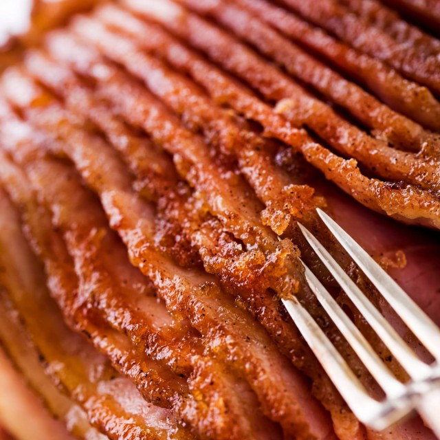 Copycat Honey Baked Ham Recipe (holiday recipe) - The Chunky Chef